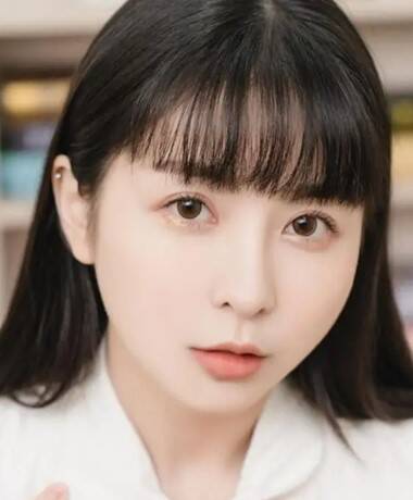 타이니지 / 대만의 방송인 겸 그라비아 아이돌 | AVDBS